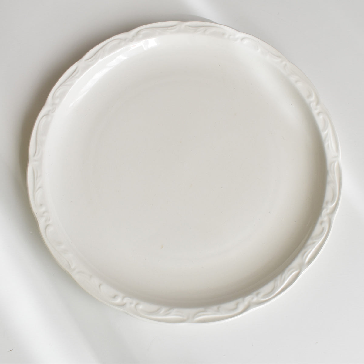 ヴィンテージプレート ディゴワン＆サルグミンヌ ホワイトレリーフ G — Loane Interior