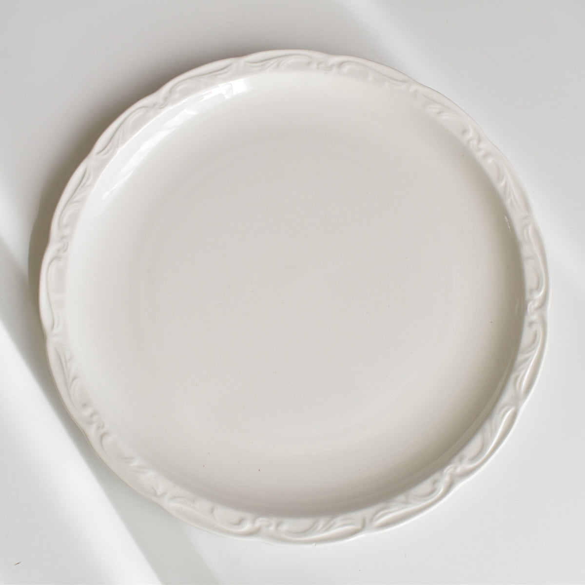 ヴィンテージプレート ディゴワン＆サルグミンヌ ホワイトレリーフ I — Loane Interior