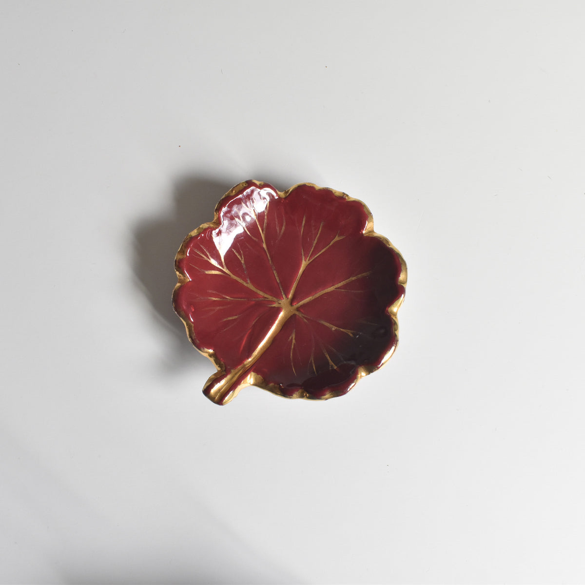 ヴィンテージスモールプレート レッドリーフ A — Loane Interior