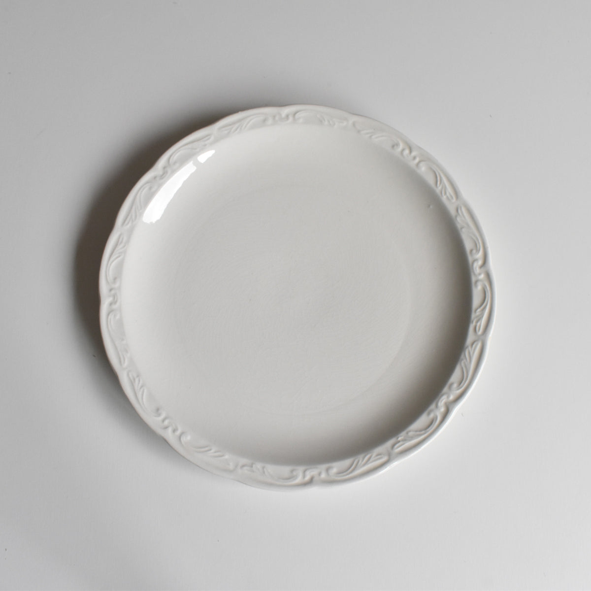 ヴィンテージデザートプレート ディゴワン＆サルグミンヌ ホワイト レリーフ D — Loane Interior